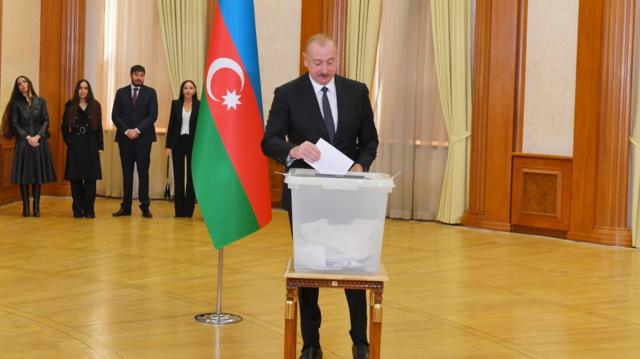 Azerbaycan seçimleri: Usulsüzlüklerin rapor edildiği seçimleri İlham ...
