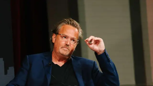 Matthew Perry'nin ölümü: ABD'de 5 kişi hakkında dava açıldı - BBC News ...