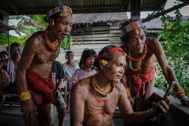 Masyarakat adat: Sikerei, penjaga tradisi masyarakat adat Mentawai yang ...