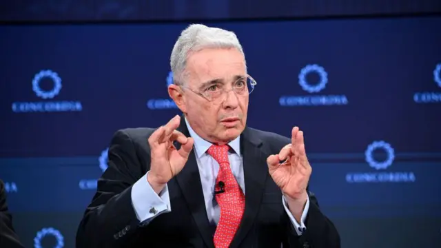 Álvaro Uribe es acusado formalmente por la Fiscalía de Colombia por delitos de soborno y ...