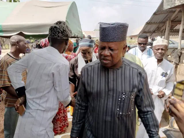 Olofa Ina: Àwọn àwòrán láti ibi ìsìnkú Adedeji Aderemi Olofa Ina - BBC ...