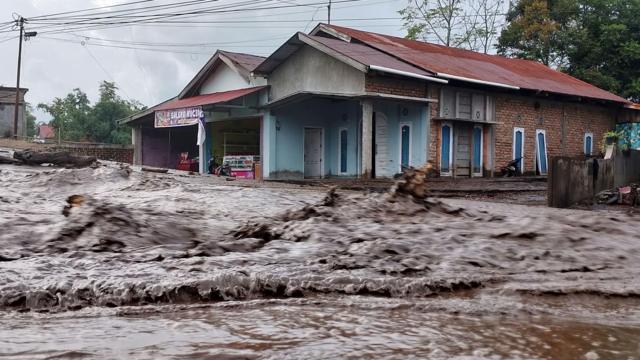 Banjir lahar dingin melanda Sumbar usai erupsi Gunung Marapi - 'Tak bisa dihindari' - BBC News ...