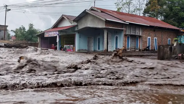 Banjir lahar dingin melanda Sumbar usai erupsi Gunung Marapi - 'Tak bisa dihindari' - BBC News ...