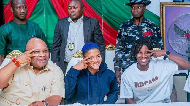 Super Falcons: Foto of Senator Oluremi Tinubu & Nigeria women football ...