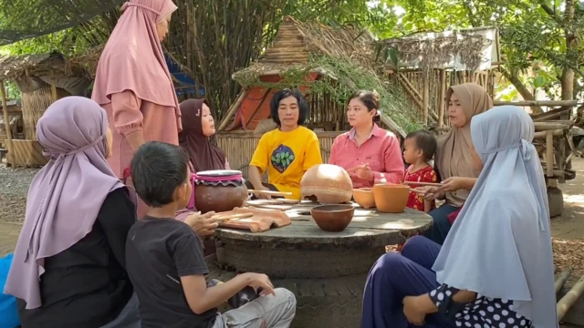 Mother Bank: Kisah emak-emak Majalengka melawan jeratan rentenir - BBC ...