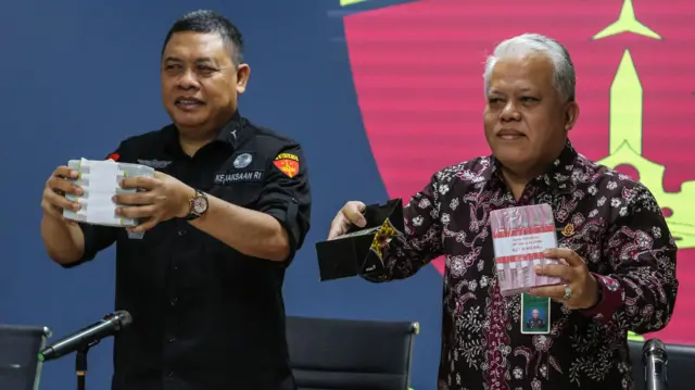 Zarof Ricar: Bagaimana membongkar dugaan aliran dana Rp1 triliun milik ...