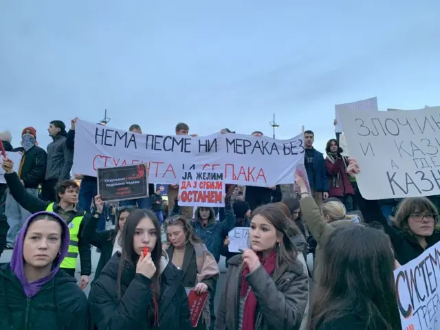 Protesti u Srbiji: Potpuna tišina na Slaviji i svetlost hiljada ...