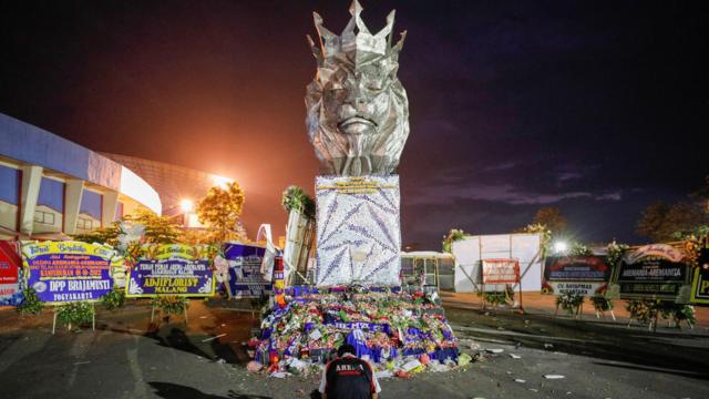 Tragedi Kanjuruhan: Korban meninggal dunia bertambah menjadi 135 orang - BBC News Indonesia