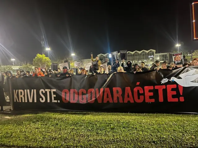 Suzavac, kamenje i privođenja na protestu u Novom Sadu zbog tragedije ...