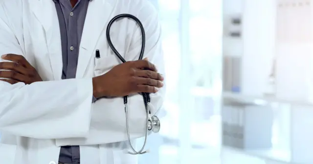 Nin sheegtay dhakhtar dadka Soomaaliya caawiya oo dumar uu shukaansaday ...