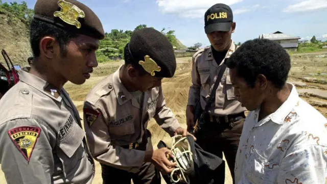 Papua: Polemik pemindahan makam Theys Hiyo Eluay - Dihendaki keluarga ...