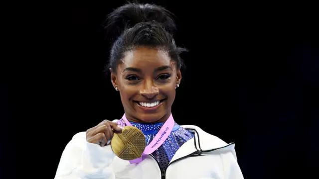 Simone Biles se convierte en la gimnasta más premiada de la historia al sumar 34 medallas - BBC ...