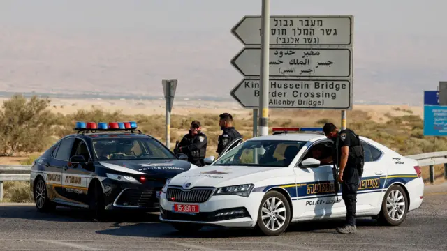 Passage du pont Allenby : la frontière entre la Cisjordanie et la ...