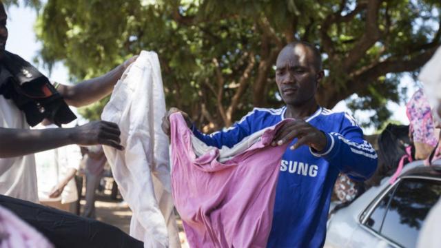 Baju bekas impor: Tren thrifting buat Indonesia ‘menjadi penampung sampah’ dan dianggap ‘tidak ...