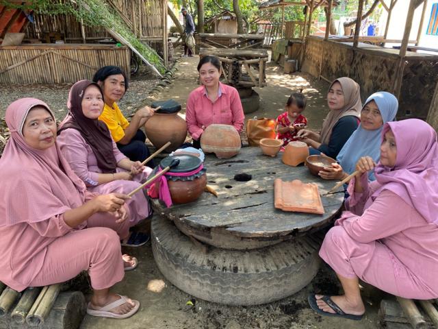 Mother Bank: Kisah emak-emak Majalengka melawan jeratan rentenir - BBC ...