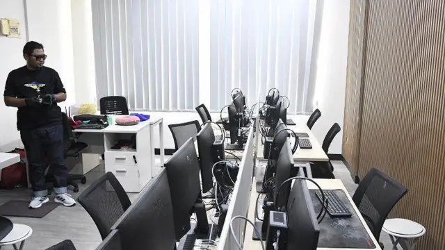 Judi online: Polisi tetapkan 24 tersangka sindikat judol Komdigi – Bagaimana modus operandi dan ...