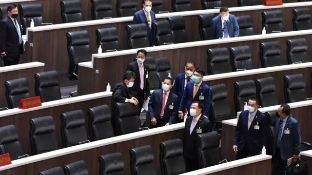 อนาคตก้าวไกล กลางดงต้านนโยบายแก้ ม. 112 - BBC News ไทย