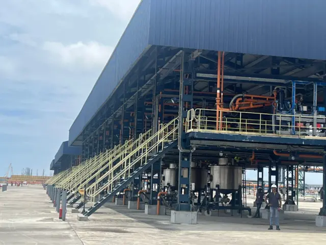 Dangote refinery: First petrol loading start for Dangote Petroleum Refinery - wetin e mean for ...