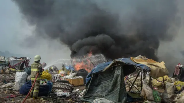 Kebakaran TPA Sarimukti: 'Api masih terus membara', ratusan warga menderita ISPA dan iritasi ...