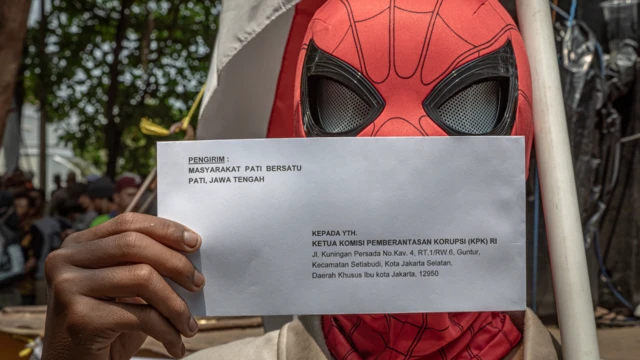 Demo Pati: Bupati Sudewo diperiksa KPK warga serukan agar dirinya tangkap, 'Kami ingin punya ...