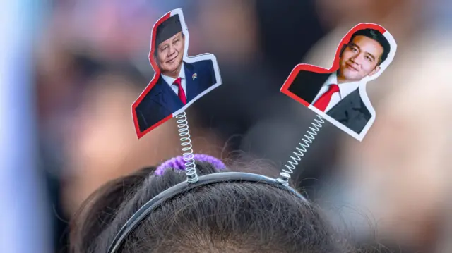 Pemilu 2024: Apa itu Salam 4 Jari dan mengapa menargetkan Prabowo-Gibran? - BBC News Indonesia