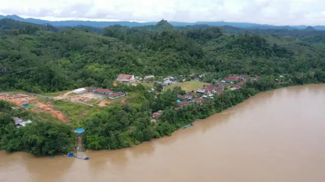 IKN: Ironi dari desa terpencil tanpa listrik di Sungai Kayan, terancam ...