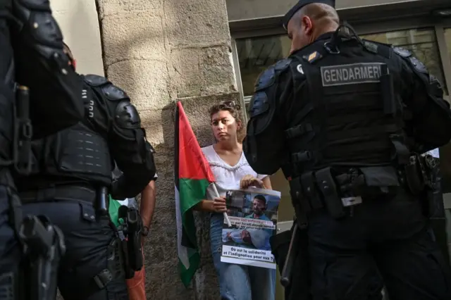 حرب غزة: هكذا ينتظر الفلسطينيون في الخارج خبراً من أهلهم في غزة - BBC ...