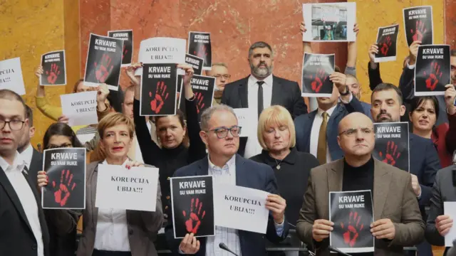 Skupština Srbije: Tuča poslanika vladajuće koalicije i opozicije - BBC News na srpskom