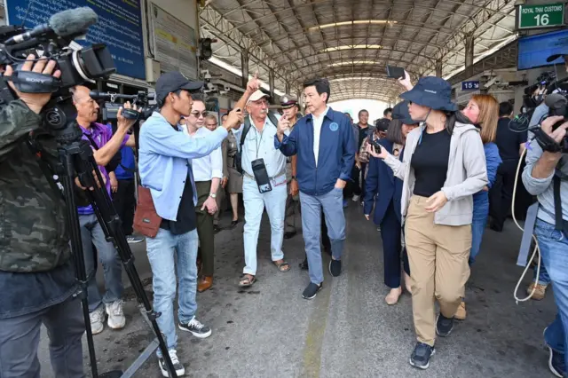 စစ်ကောင်စီတပ်သားတွေ ချစ်ကြည်ရေးတံတားမှာ တပ်စွဲခိုလှုံနေတဲ့အပေါ် ထိုင