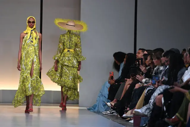 Farin ciki, bikin cika shekara 118 a duniya, kayan kawa na cakulat a ...