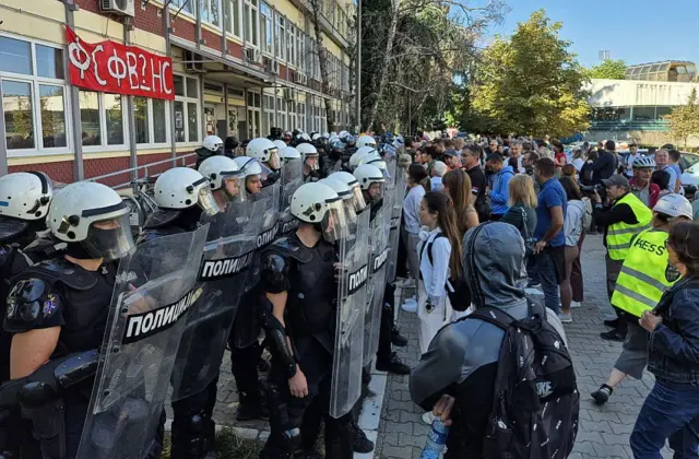 Šetnje, tišina i bele ruže: U Srbiji obeleženo deset meseci od pada nadstrešnice u Novom Sadu ...