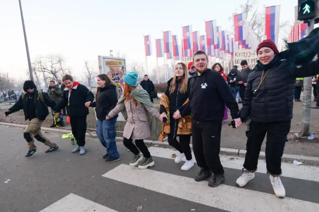 Završena studentska blokada mosta u Novom Sadu, Vučić kritikuje 'vašarsku atmosferu' - BBC News ...