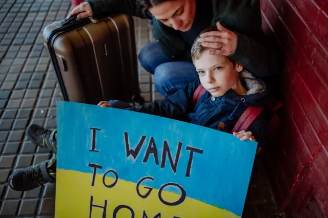 Тягар чи порятунок Чи мають сенс заклики влади повернути українців з