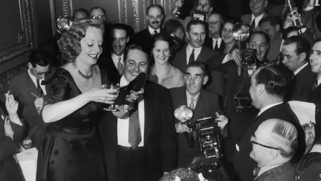 Harry Styles minum air dari sepatu, apa itu tradisi 'shoey' yang ...