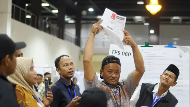 Pemilu: Pendukung Prabowo-Gibran rayakan hasil hitung cepat - BBC News Indonesia