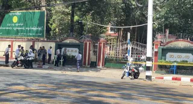 မြဝတီမြို့အနီးက သင်္ကန်းညီနောင်ကို စစ်တပ်လေကြောင်းတိုက်ခိုက် Bbc News