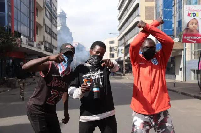 Maandamano Kenya 'yavamiwa na wahalifu' - BBC News Swahili