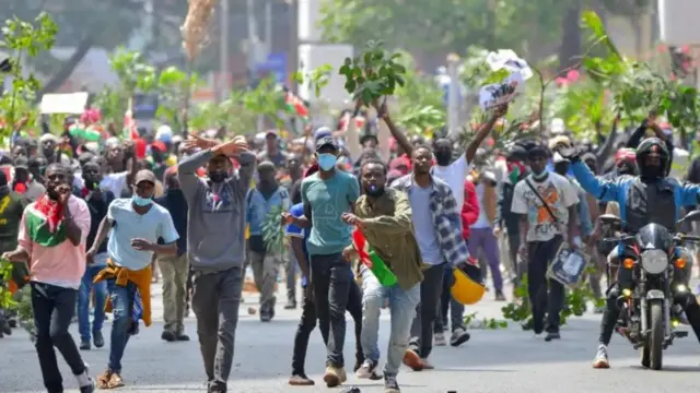 Watu wanane wameuawa katika maandamano Kenya- Wanaharakati waripoti ...