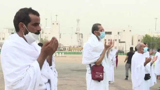 د افغانانو لومړۍ ډله د حج مراسمو لپاره سعودي عرب ته ورسېده Bbc News پښتو