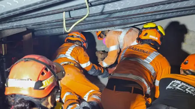 Polri luncurkan robot polisi dan robot anjing, apa gunanya? - BBC News Indonesia