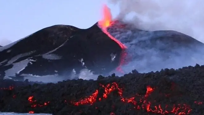 Monte Etna: cómo es vivir bajo la ceniza constante de uno de los ...