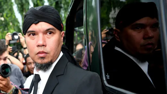 Ahmad Dhani divonis satu tahun penjara dalam kasus ujaran idiot di ... Ahmad Dhani divonis satu tahun penjara dalam kasus ujaran idiot di ...
