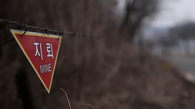 DMZ: 국기 게양기부터 콘트리트 장벽까지...비무장지대에 등장했던 것들 - BBC News 코리아