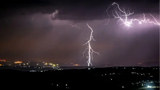 Poplave: Šta izaziva plavljenje i šta raditi kad se dogodi - BBC News ...