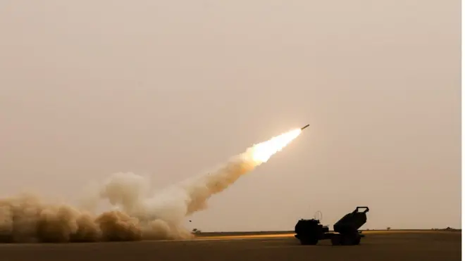 Дерев'яні HIMARS на службі ЗСУ. Як українські муляжі дурять російських військових - BBC News Україна