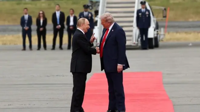 Crveni tepih na Aljasci: Rukovanje Trampa i Putina posle šest godina - BBC News na srpskom