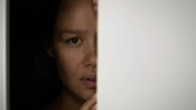 Kasus suami tikam istri hingga tewas saat siaran langsung karaoke – Apa itu femisida? - BBC News ...