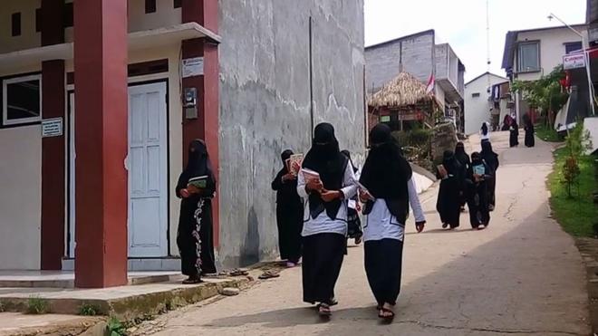 Puisi Sukmawati: Soal konde, kebaya, dan cadar, antara tren, tradisi dan identitas - BBC News ...