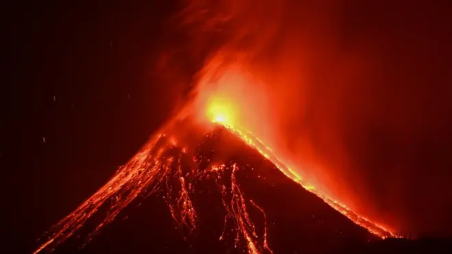 Gunung Lewotobi Laki-laki di NTT meletus – 'Rasanya ngeri sekali' - BBC News Indonesia