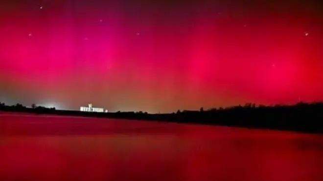 Polarna svetlost: Aurora borealis kao magični spektakl na noćnom nebu ...